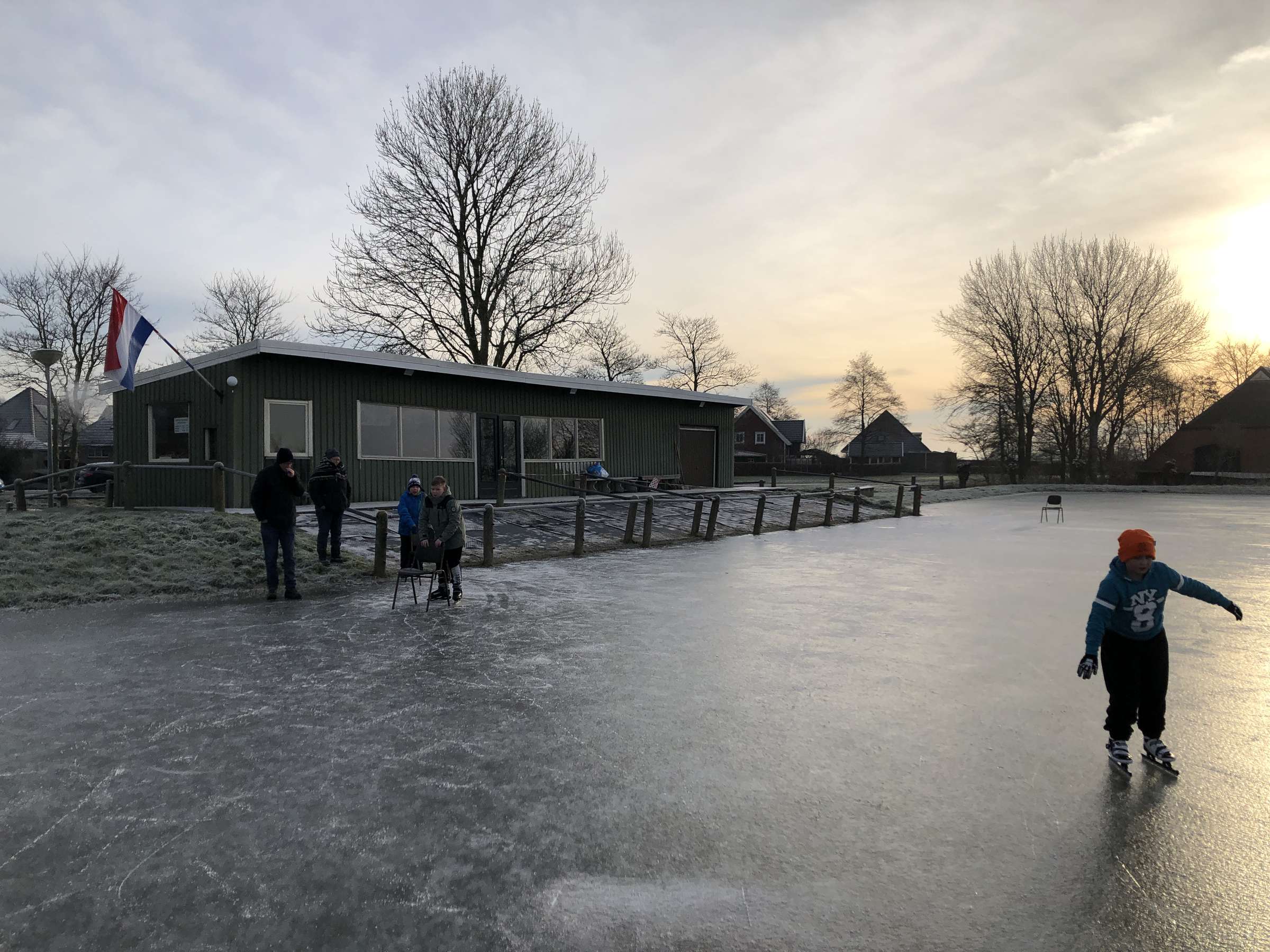 Bat is oet: IJsclub Warffum viert 150-jarig bestaan | KNSB